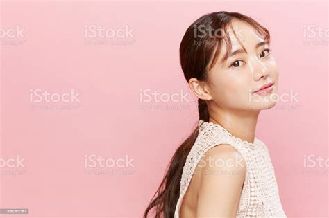 ピンクの背景に服を着て若いアジアの女性の美しさの肖像画 20代のストックフォトや画像を多数ご用意 20代 カメラ目線 ファッション