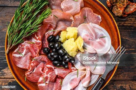 프로슈토 햄 브레사올라 판세타 살라미 파르메산을 곁들인 이탈리아 식 고기 플래터 어두운 나무 배경 위쪽 보기 고기에 대한 스톡 사진 및 기타 이미지 Istock