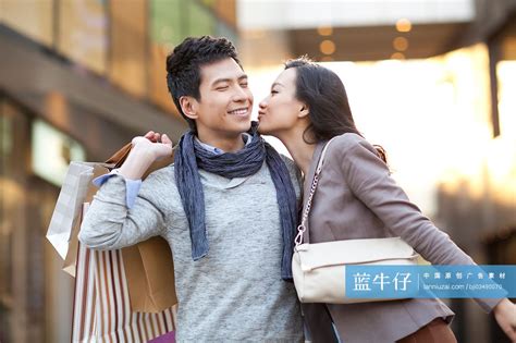 年轻女子亲吻男朋友 蓝牛仔影像 中国原创广告影像素材
