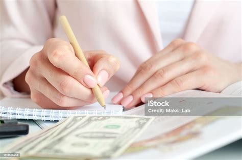 계산기를 계산하고 노트북에 메모를 복용 과 여성의 손을 닫습니다 가계에 대한 스톡 사진 및 기타 이미지 가계 계산기