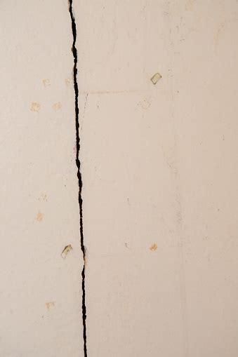 コンクリートの亀裂や壊れた壁を持つ古いコンクリート構造の背景 からっぽのストックフォトや画像を多数ご用意 からっぽ ひびが入った