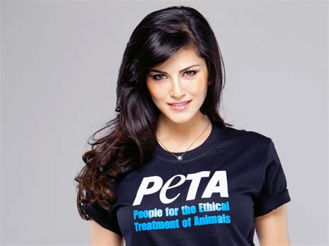 Download Wallpaper Look Model Actress Brunette T Shirt Sunny Leone Section Girls In