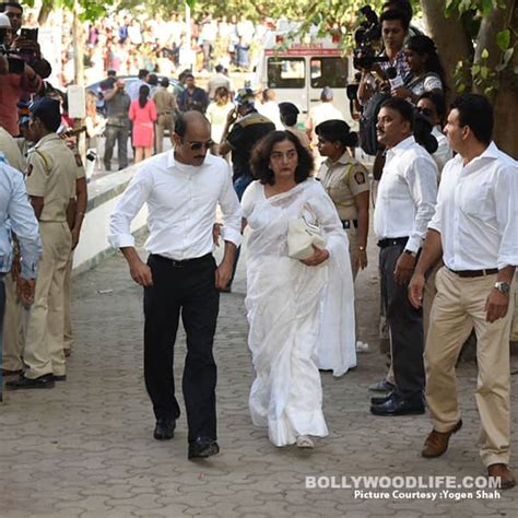 Vinod Khannas Funeral Wife Kavita Khanna And Ex Wife Geetanjali