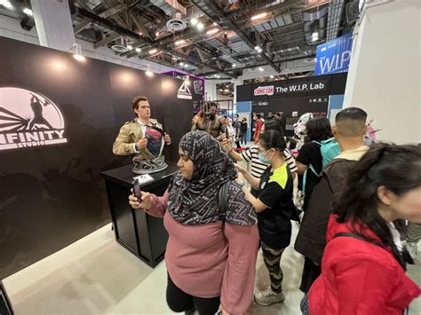 익스트림무비 퀸스튜디오 스태츄들 싱가포르 코믹콘 풍경