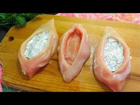 Я положила кусочек фольги в куриное филе - смотрите что получилось ...