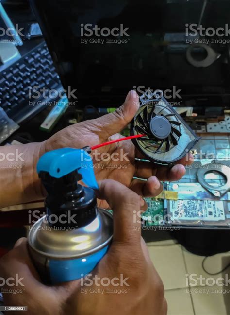 기술자 손 잡고 노트북 팬과 압축 공기 분무기를 사용 하 여 두꺼운 먼지에 의해 막힌 통풍구를 청소 합니다 스톡 사진 Cpu에