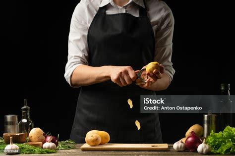 요리사 청소 감자 으깬 감자 스튜 구이 야채와 함께 감자 요리에 대 한 검은 배경 메뉴 요리 건강 한 식 생활의 개념에 깨끗한에 대한 스톡 사진 및 기타 이미지 Istock