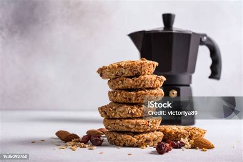 시리얼 아몬드 견과류 커피를 곁들인 그래놀라 에너지 쿠키 간헐천에 대한 스톡 사진 및 기타 이미지 간헐천 건강한 생활방식