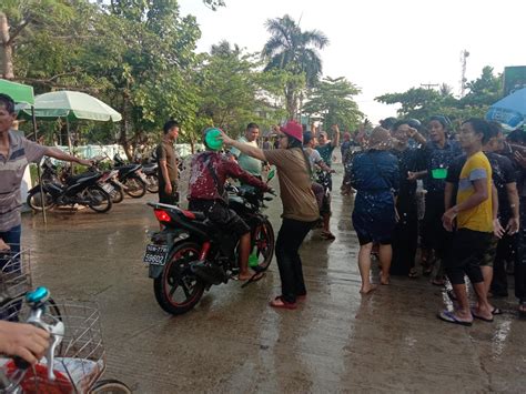 ဒေးဒရဲမြို့တွင် မဟာသင်္ကြန်အတက်နေ့ အေးချမ်းပျော်ရွင်စွာဖြင့် ရေကစား