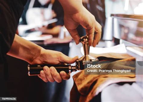 커피를 양조하는 에스프레소 머신 커피숍에서 안경에 쏟아지는 커피 커피 머신에서 쏟아지는 에스프레소 0명에 대한 스톡 사진 및 기타 이미지 Istock