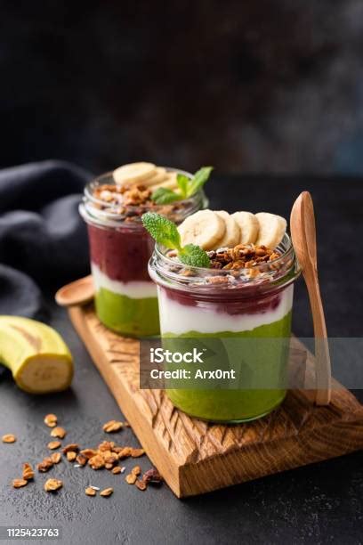 레인 보우 아보카도 항아리에 시금치와 Acai 조식 음료수 스무디에 대한 스톡 사진 및 기타 이미지 스무디 아보카도