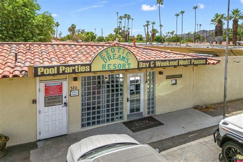 Calif Swinger Hotel With Sex Maze Listed For Sale Signaling Dying Era