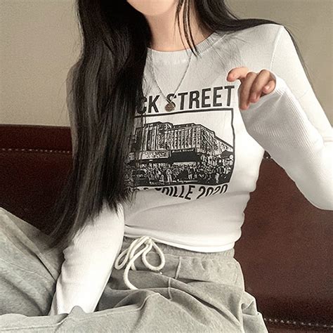 [꾸안꾸] 슬림핏 빈티지 브릭 크롭 긴팔티셔츠 [3color] 에이블리