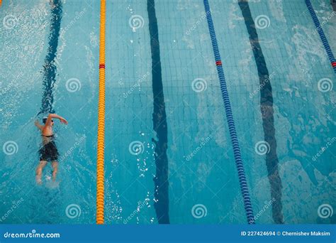 Junge Schwimmerin Schwimmt Im Schwimmbecken Stockfoto Bild Von