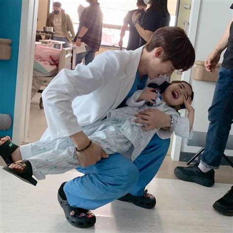 Potret Yoo Yeon Seok Dengan Artis Cilik Di Hospital Playlist