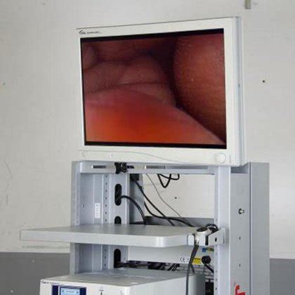 STRYKER ENDOSCOPY COLUMN WITH 26 FLAT SCREEN in Montreuil Île de