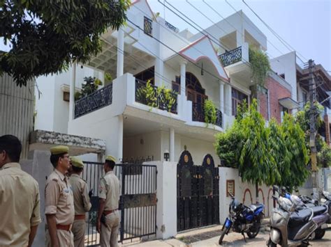 Retired Ias Officer Wife Robbed And Murdered In Lucknow Sensation In