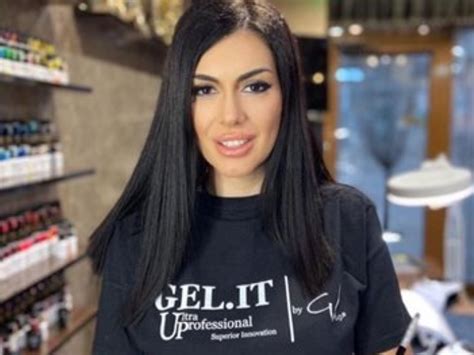 Кмет дари кръв за красивата Яница простреляна от трафикант на жени