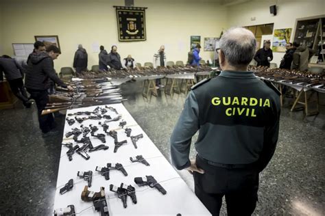 La Guardia Civil subasta más de armas Imágenes
