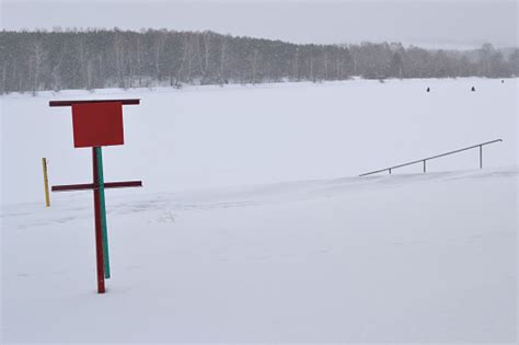 얼어붙은 호수에 빨간 경고 표시 그것은 말할지도 모른다 조심 얇은 얼음 거리가 먼에 대한 스톡 사진 및 기타 이미지 거리가 먼 겨울 경계 표지 Istock