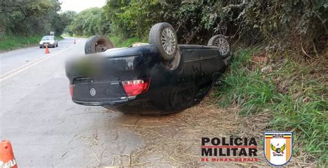 Motorista capota carro ao desviar de cachorro na MG 431 em Itaúna