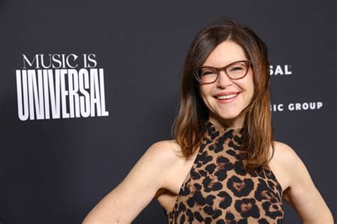 Lisa Loeb Now 2023 Age Net Worth Singer Celebrates Anniversary Of