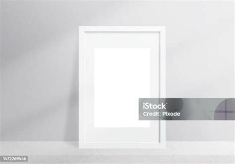 빈 공간 인물 사진 프레임은 흰색의 사실적인 직사각형 회색 프레임 모형에 격리되어 있습니다 디자인 그림 그림 포스터 글자 또는 그림자 오버레이가 있는 사진 갤러리를 위한 빈