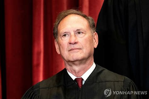 거꾸로 성조기 물의 美 보수 대법관 하나님 나라 발언 논란 나무뉴스