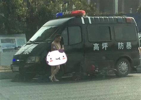 南充一男子全裸站在特警车旁 引市民围观
