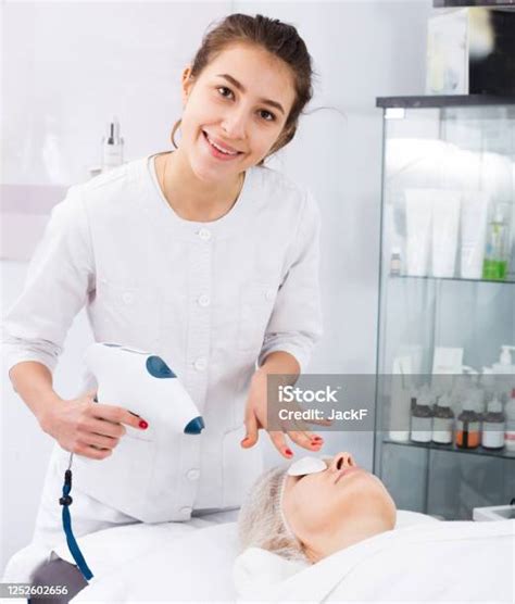 스파 살롱에서 얼굴에 대한 미용 절차를 만드는 노인 여성 60 64세에 대한 스톡 사진 및 기타 이미지 60 64세 가정의 방 결정 Istock