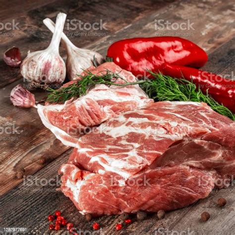 채소와 향신료로 준비 할 준비가 된 생 고기 조각 검은 색 배경 정사각형 사진 0명에 대한 스톡 사진 및 기타 이미지 0명 가까운 건강에 좋지 않은 음식 Istock