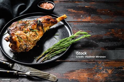 Bbq 구운 염소 다리 농장 고기 어두운 나무 배경 맨 위 보기입니다 복사 공간 0명에 대한 스톡 사진 및 기타 이미지 0명