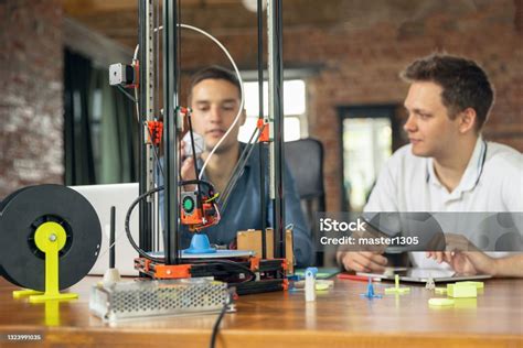 플라스틱 조각을 인쇄하는 차세대 3d 프린팅 머신 작은 공간 사무실 또는 비공개 용도로 사용 20 24세에 대한 스톡 사진 및