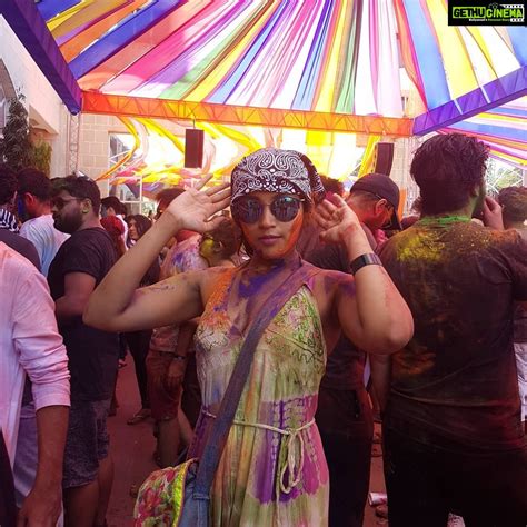Shruti Bapna Instagram Humne Bhi Kheli Holi 🥁🕺💃 Shrutibapna Gethu