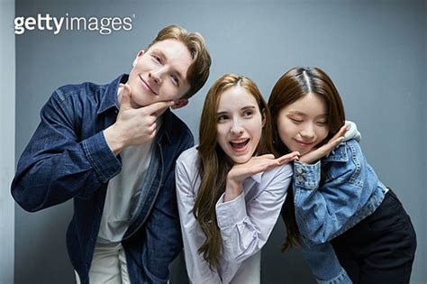 백인 인종 친구 네컷사진 이미지 제스처 커뮤니케이션컨셉 20대 청년 셀프카메라 포토프레스 청년문화