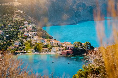 여름 자연에 둘러싸인 아소스 마을 Kefalonia 보기 식물 아름 다운 블루 색깔된 베이 라군 물 절벽 바위 소나무 사이프러스