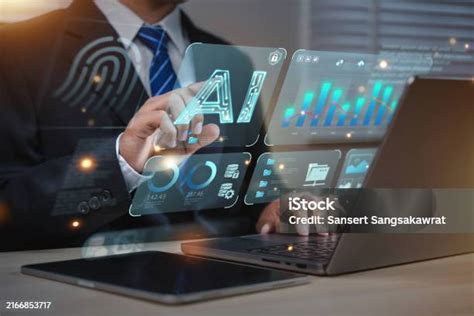 Ai 콘텐츠 생성기 한 남성이 노트북을 사용하여 Ai 비서와 상호 작용합니다 Ai는 챗봇 이미지 생성 코딩 봇 작성 번역 광고 등의 기능을 가지고 있습니다 개념에 대한 스톡