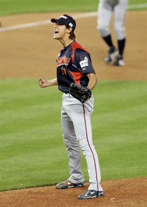 09年決勝、ダルビッシュが最後の打者を三振に仕留め雄叫びを上げる ― スポニチ Sponichi Annex 野球
