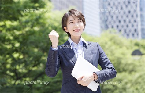 ビジネスウーマン・ガッツポーズ 写真素材 5600702 フォトライブラリー Photolibrary
