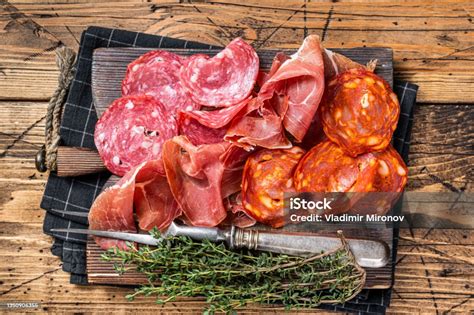경화 고기 플래터는 전통적인 스페인 타파스역할을 합니다 나무 판에 살라미 자몬 초리소 소시지 나무 배경 위쪽 보기 살라미에 대한