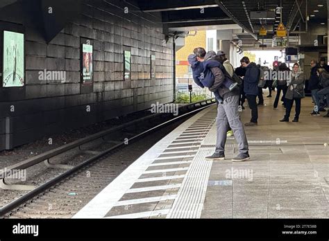 15 11 2023 Berlin DE Mann Haelt Nach Einer S Bahn Ausschau Alltag