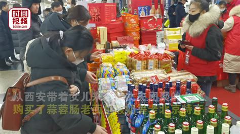 团聚路上买年货！旅客逛买火车站里的年货市集女儿女士特产