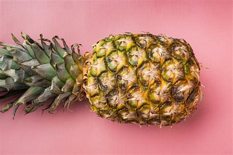 핑크 텍스처 여름 배경에 단일 전체 파인애플 상단 보기 플랫 레이 0명에 대한 스톡 사진 및 기타 이미지 0명 건강한 생활