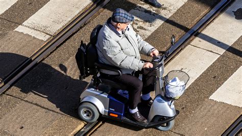 Veilig Met Een Scootmobiel De Straat Stoep Of Fietspad Op Zo Doet U