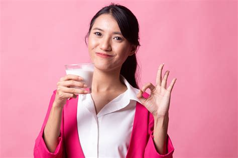 건강 한 아시아 여자 마시는 우유 한 잔 표시 Ok 기호입니다 귀여운에 대한 스톡 사진 및 기타 이미지 귀여운 마시기