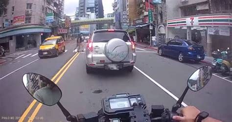 台北又見行人地獄 男女走斑馬線轎車突竄出「按喇叭疾駛」最重下場曝 生活 Ctwant