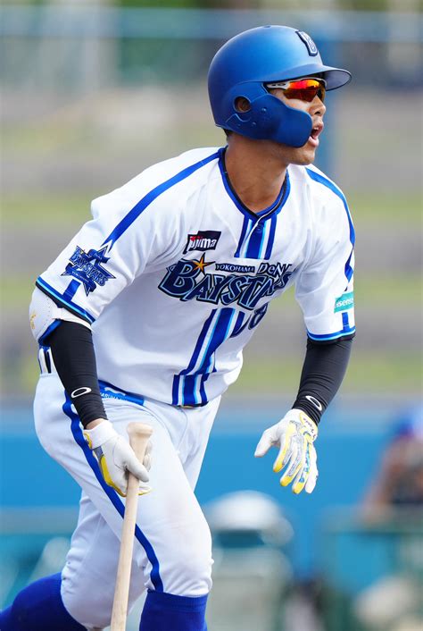 【dena】京田陽太が右翼ポール直撃弾丸ライナーの“今季1号” 実戦4試合で打率4割1分台 プロ野球写真ニュース 日刊スポーツ