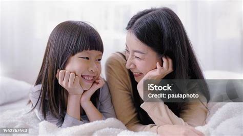 아시아 어머니와 아이 딸이 함께 즐거운 시간을 보내는 초상화 재미 있는 여자 엄마의 아름 다운 얼굴입니다 재미있는 사랑의 가족의