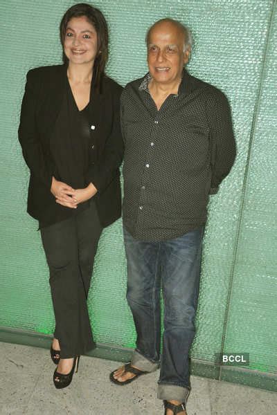 Pooja Bhatt With Father Mahesh During The Press Conference Of The Movie