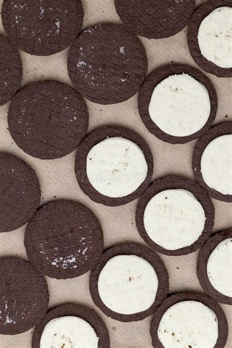Galletas De Chocolate Rellenas De Crema Foto De Archivo Imagen De